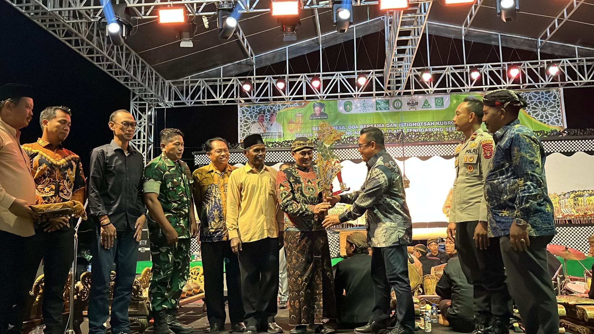 Wayang Kulit, Pentas Seni, dan Gotong Royong Meriahkan HUT Desa Bukit ...